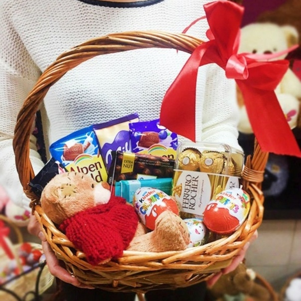 Корзинка со сладостями в подарок своими руками: Корзина со сладостями ...